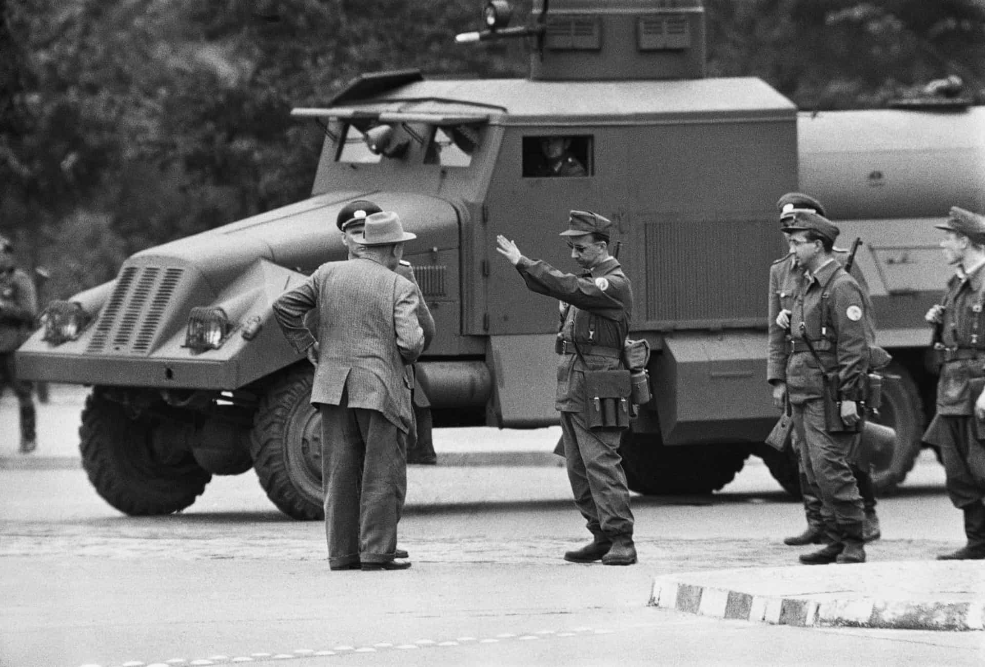 Incredible images of the building of the Berlin Wall