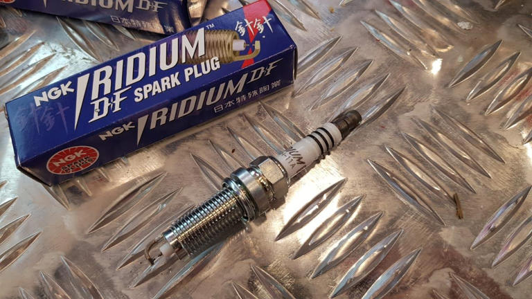 Panik Lihat Elektroda Busi Meleleh, Ini Tanda Mesin Mobil Overheat