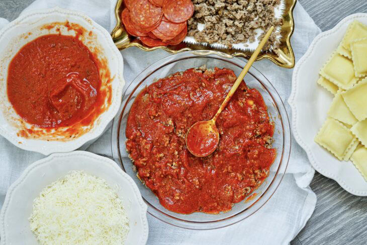 Ravioli Pizza Bake: A Quick and Delicious Dinner Idea