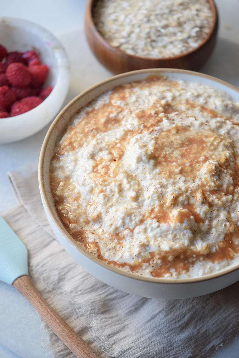 Delicious Cinnamon Roll Oatmeal (+ Easy Vegan Option)