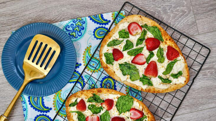 Air Fryer Flatbread Pizza With Goat Cheese, Strawberries, Spinach ...