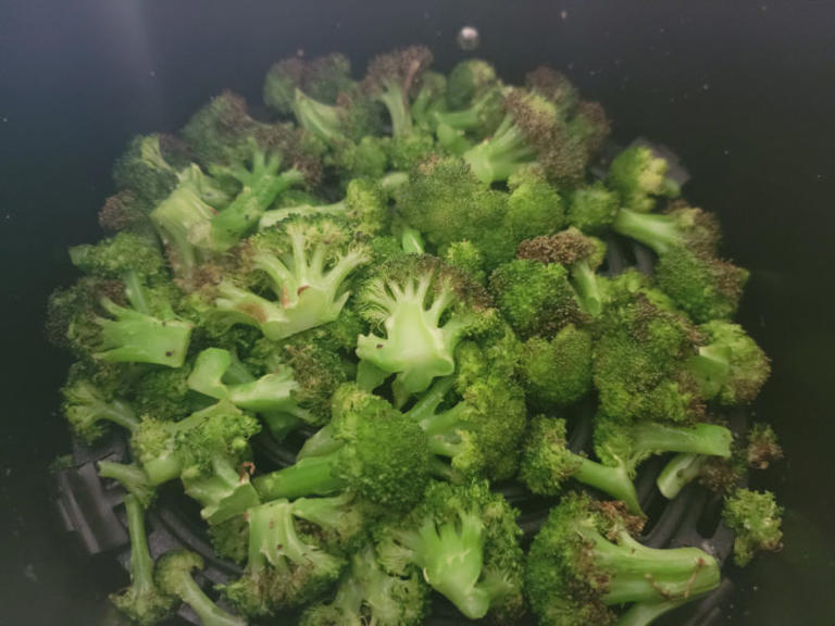 Easy air fryer broccoli