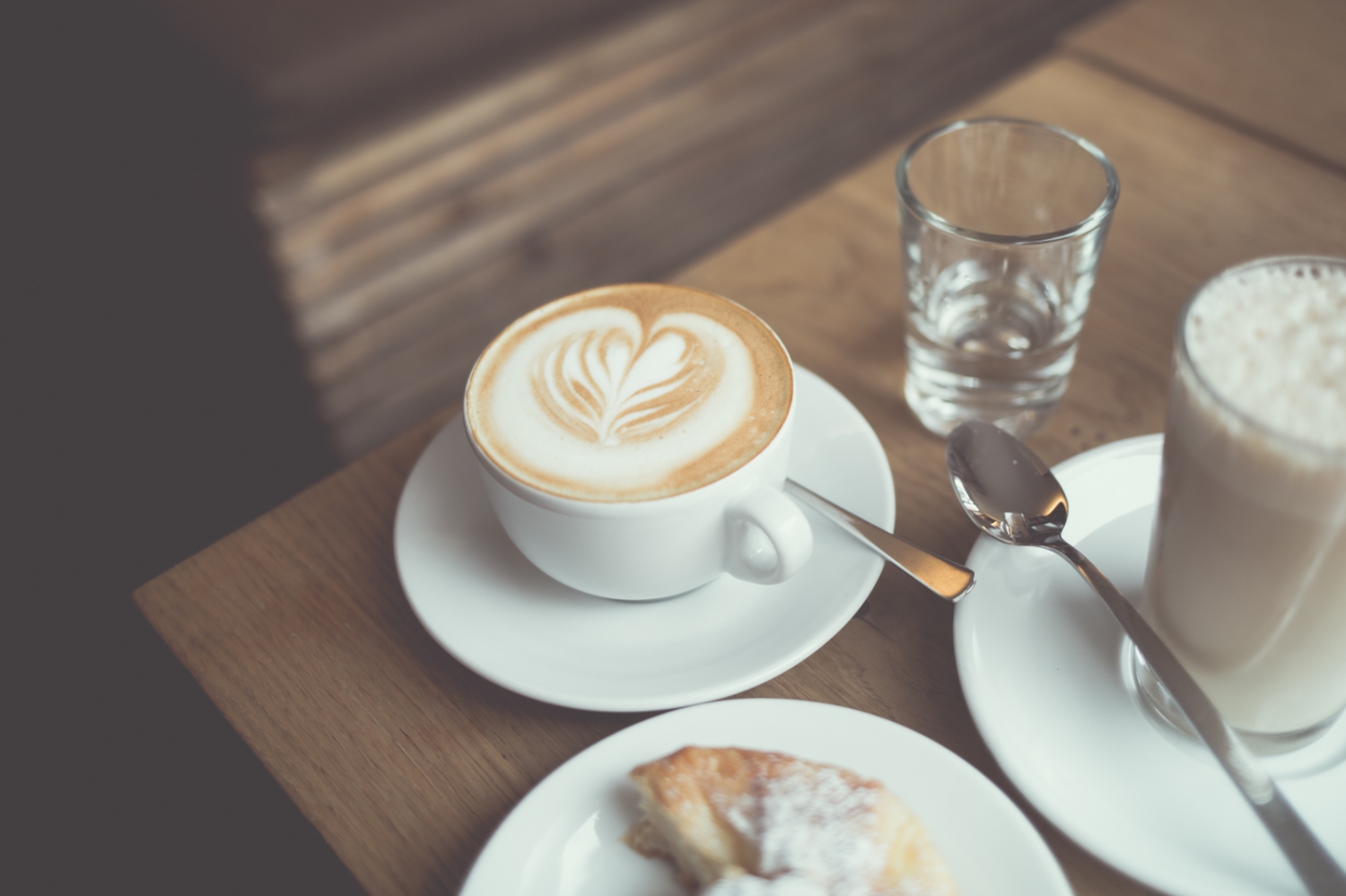 Sai quando dovresti bere il bicchierino d'acqua del caffé?