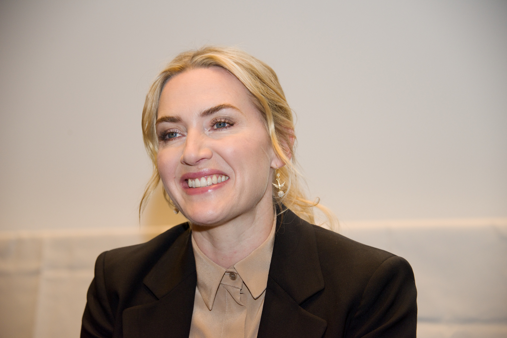 Kate Winslet s'engage à soutenir les jeunes acteurs
