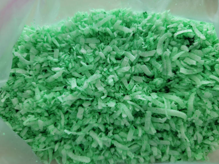 How to dye coconut green