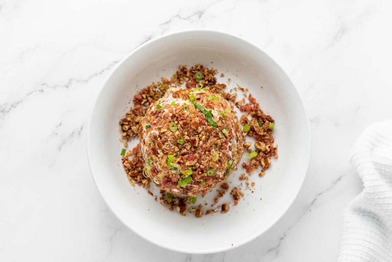 Easy Pecan Bacon Cheeseball Recipe