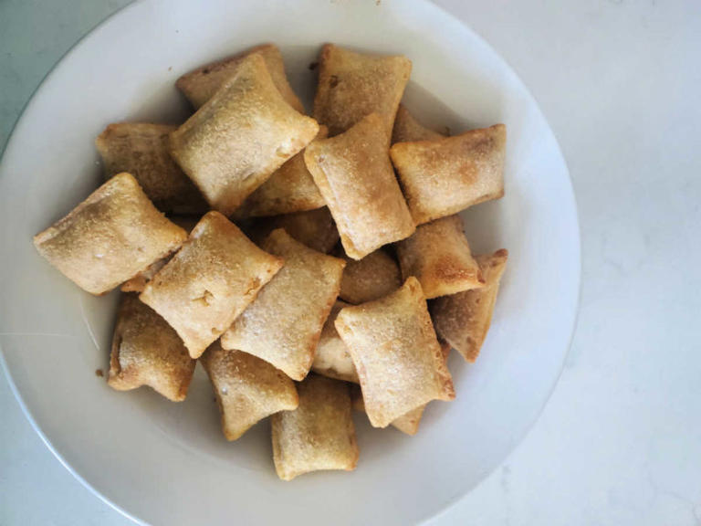 How to make Air Fryer Frozen Pizza Rolls!