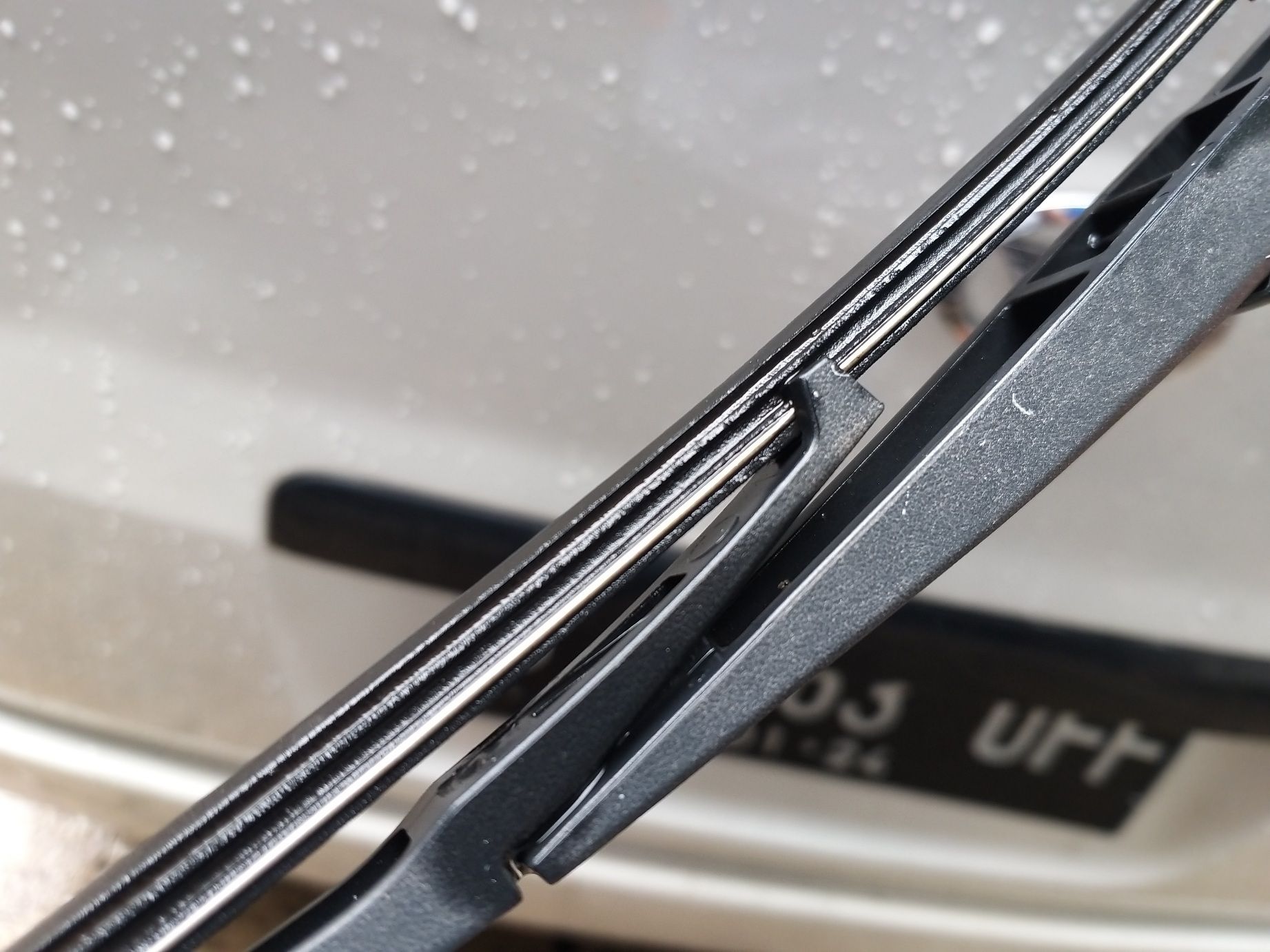 Penyebab kaca mobil baret menurut bengkel spesialis, wiper seperti ini ...