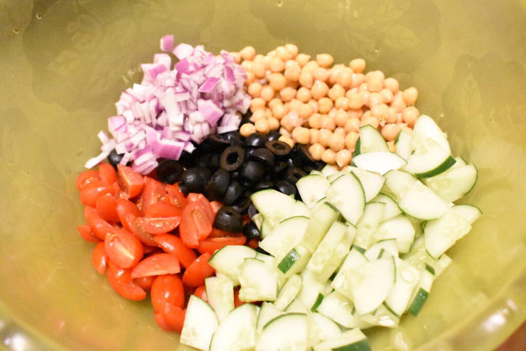 Easy & Delicious Mediterranean Quinoa Salad