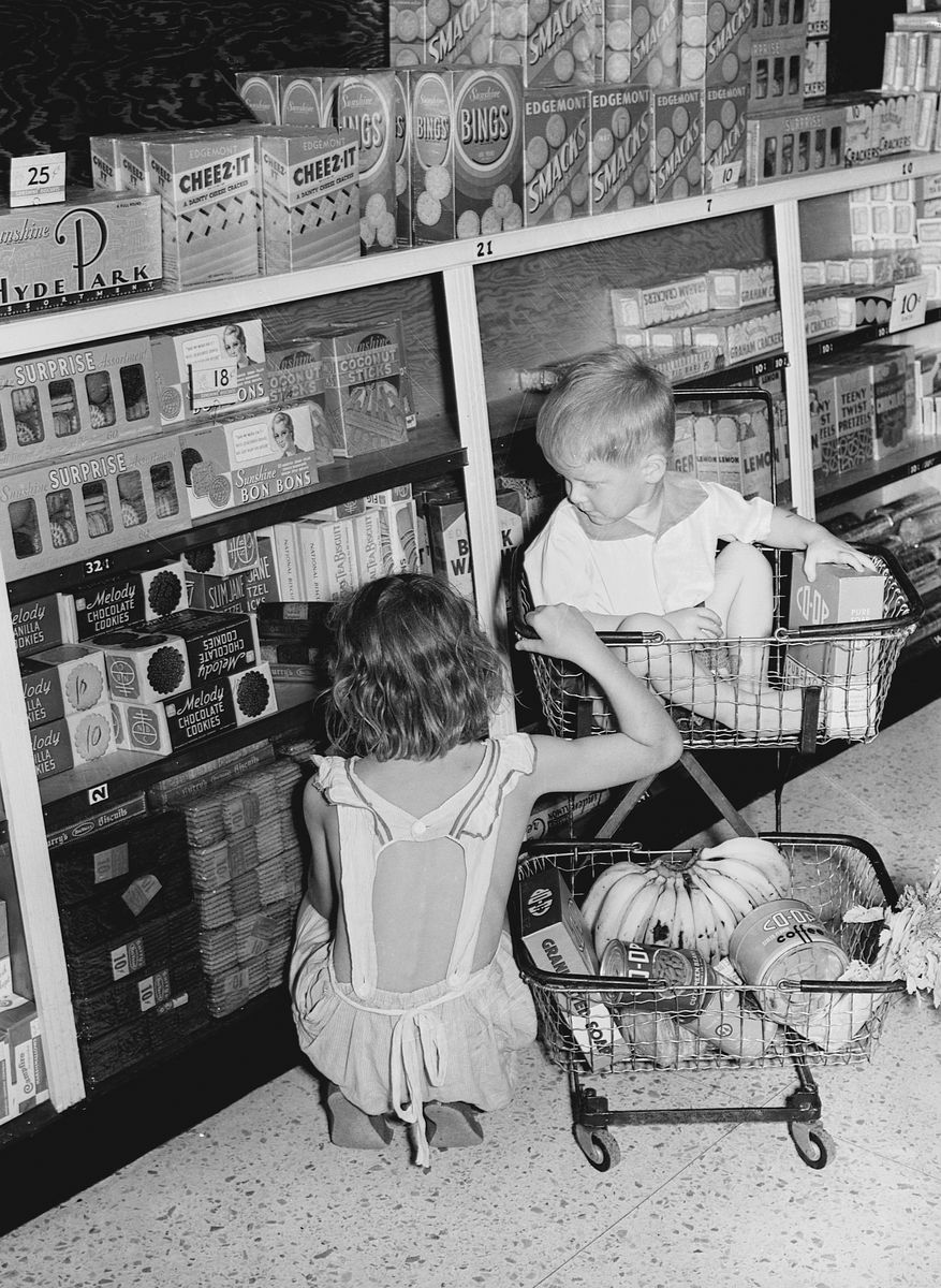 Vintage Photos of Grocery Stores Dating Back to the Early 1900s