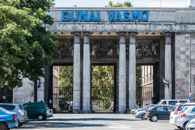 A helyi fideszes szerint örülhet az 1700 kirúgott dunaferres, hogy „három évig kapták a fizetésüket”