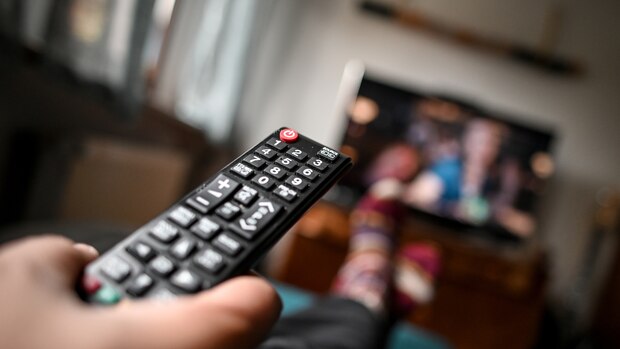 Kunststoff wird klebrig: So reinigen Sie Fernbedienungen und Controller