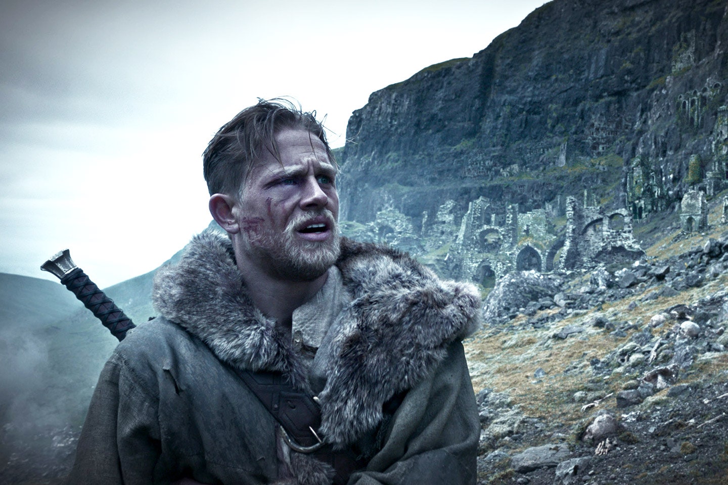 Illalla tv:ssä: Charlie Hunnam uhosi ohjaajalle koe-esiintymisessä ...