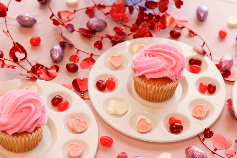 A fun & easy way to decorate Valentine cupcakes for kids