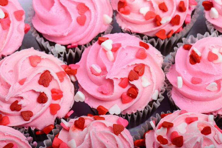 A fun & easy way to decorate Valentine cupcakes for kids