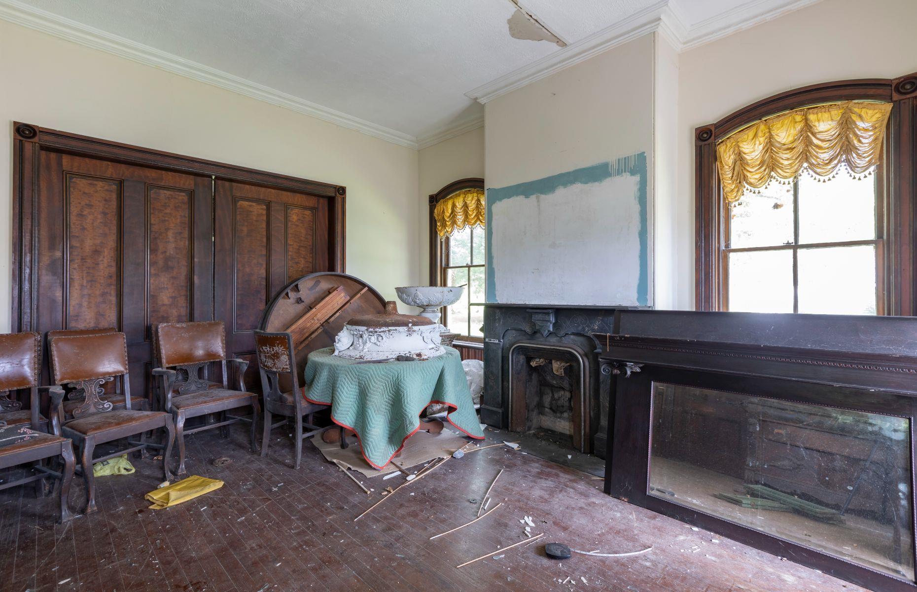 Take a look inside the abandoned Georgia mansion with a tragic nautical ...