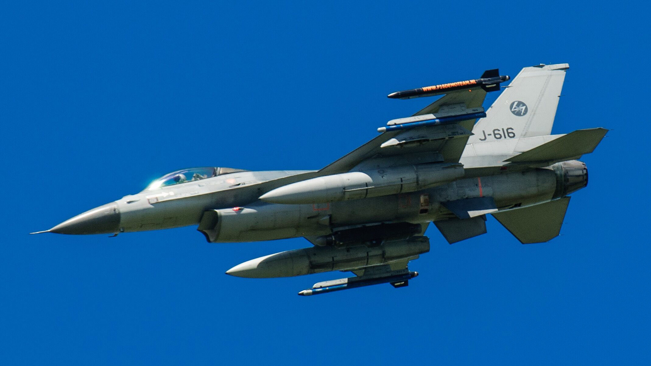 Ukraina nie użyje myśliwców F-16 na froncie. Szef armii podał powód Ukraina nie użyje myśliwców F-16 na froncie. Szef armii podał powód