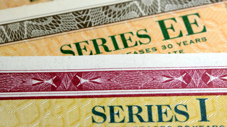 How Do Savings Bonds Work? Benefits, Risks and How To Cash