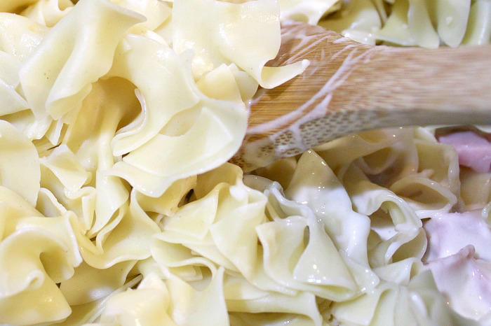 Easy Dinner! One Pot Cheesy Ham And Noodles!