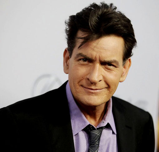 Charlie Sheen, aos 60 anos, abre o jogo sobre relações com outros homens