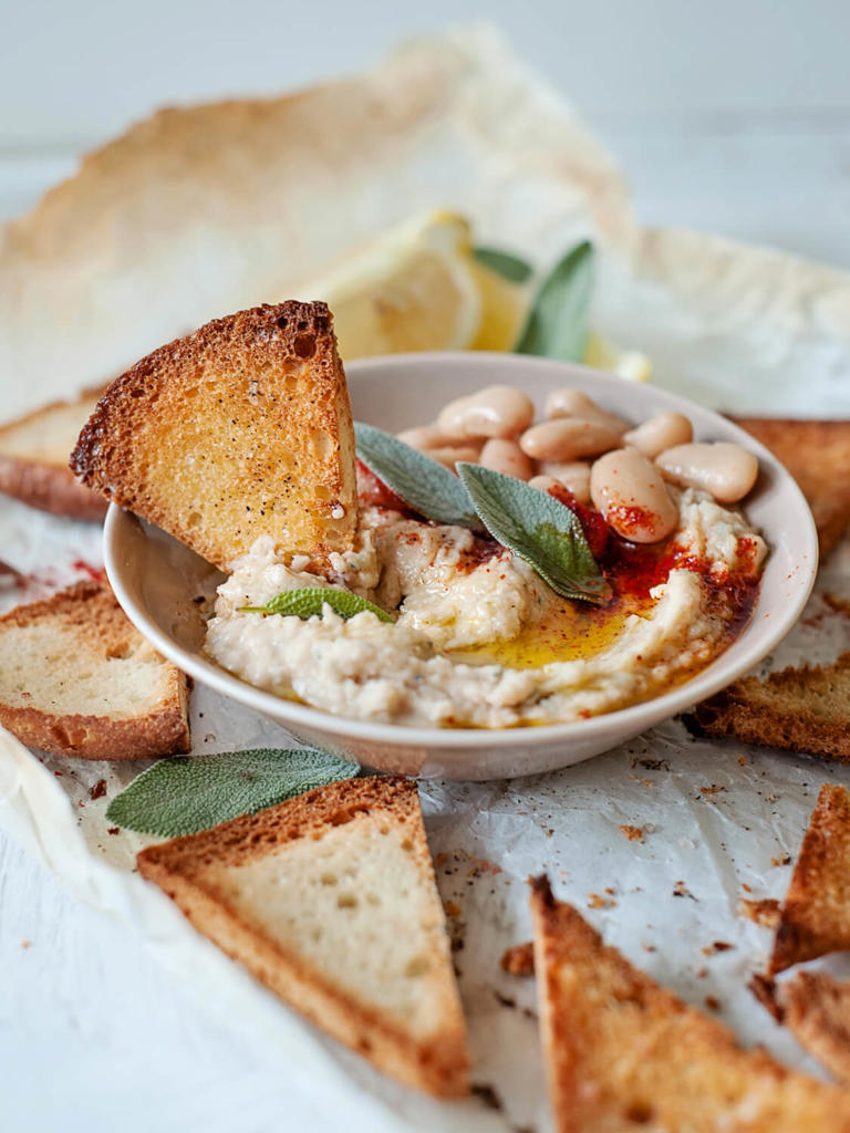 Creamy White Bean Dip with Pita Chips: A Fast & Flavorful Party Appetizer