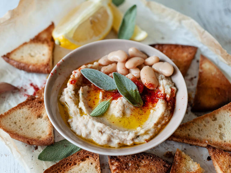 Creamy White Bean Dip with Pita Chips: A Fast & Flavorful Party Appetizer
