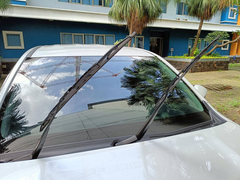Biar Sapuannya Bersih, Ini Cara Mudah Merawat Wiper Mobil di Musim Hujan