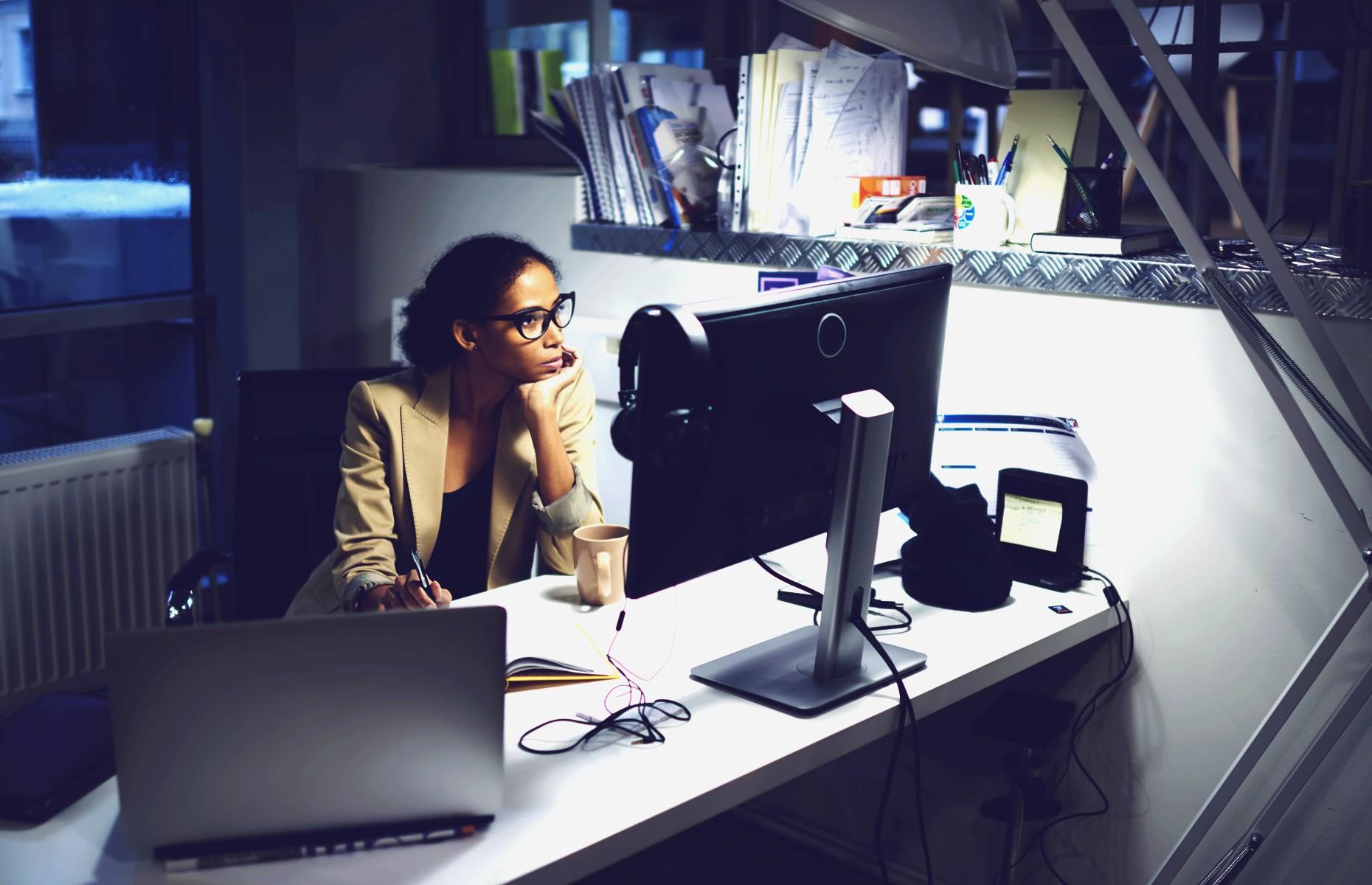 22 simple workplace hacks that will make you irreplaceable