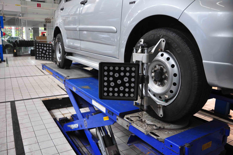 Ternyata Ini Sebabnya Setir Mobil Posisinya Miring Saat Jalan Lurus