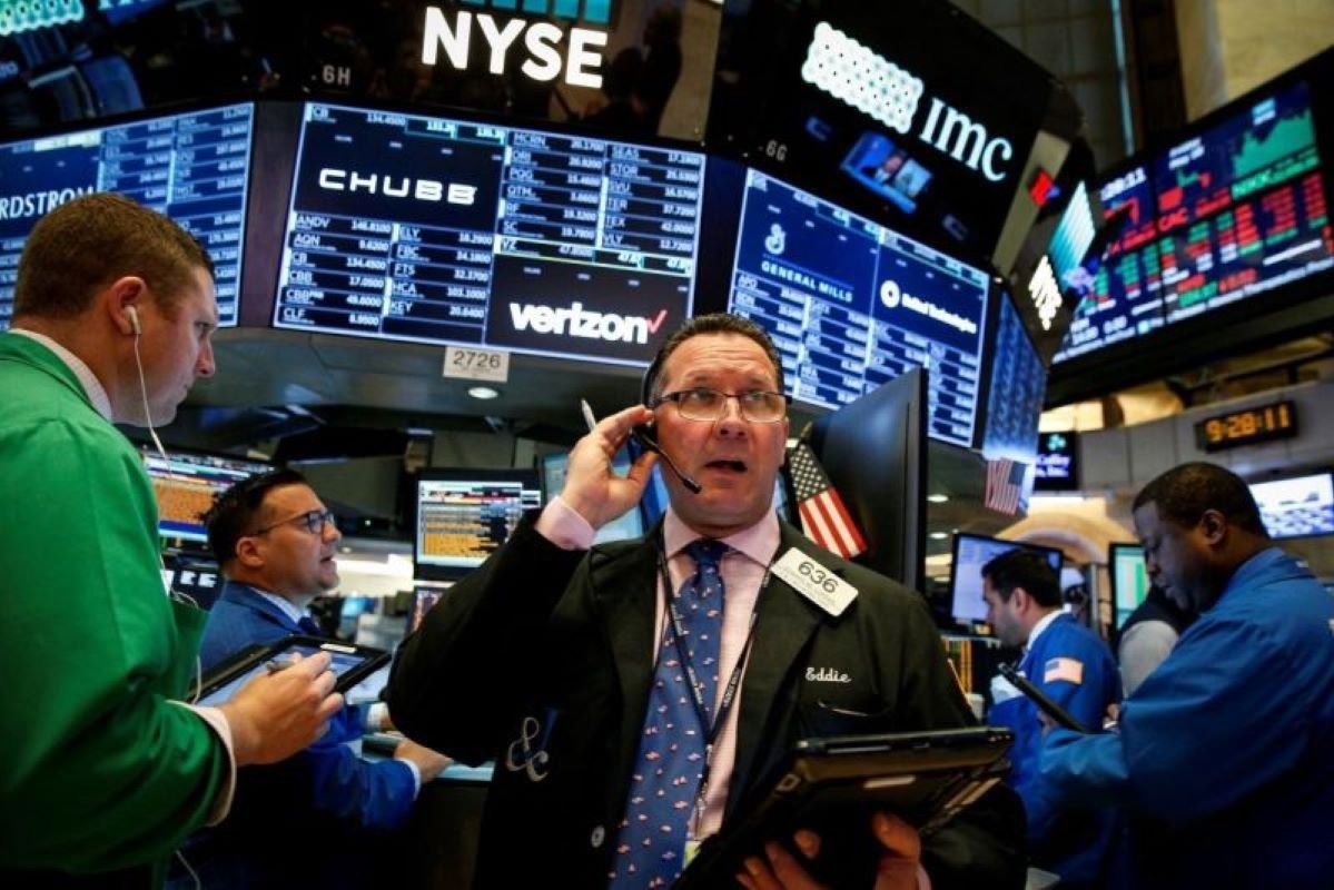 Wall Street Tersungkur, Nasdaq Anjlok 4% Dihantam Aksi Jual Saham Cip