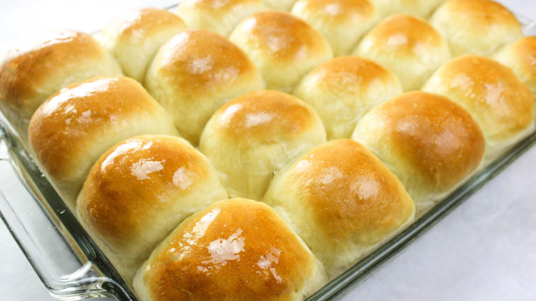 Freshly Baked Dinner Rolls Are Always Tasty And This Recipe Makes An ...