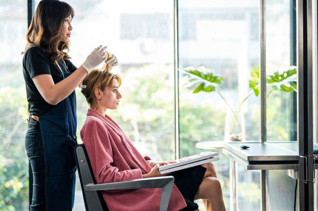 13 Polite Habits Hairdressers Actually Dislike—and What to Do Instead 13 Polite Habits Hairdressers Actually Dislike—and What to Do Instead