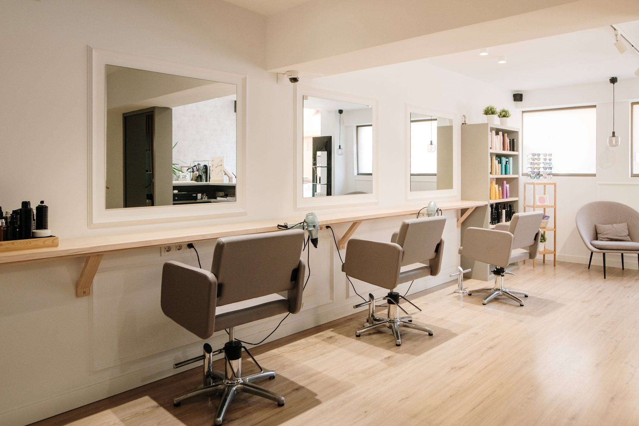 13 Polite Habits Hairdressers Actually Dislike—and What to Do Instead 13 Polite Habits Hairdressers Actually Dislike—and What to Do Instead