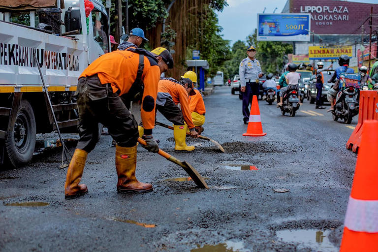 Pemkab Bogor Hanya Perbaiki 24 Ruas Jalan Rusak di Tahun Ini