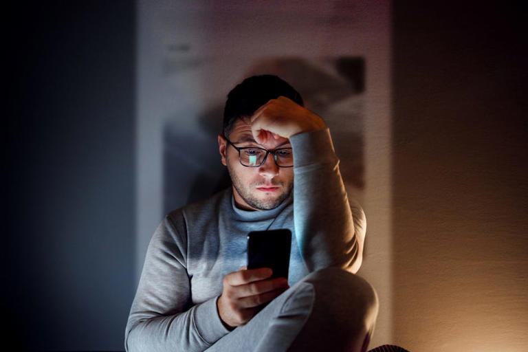 How to Do a Social Media Detox to Improve Your Mental Well-Being