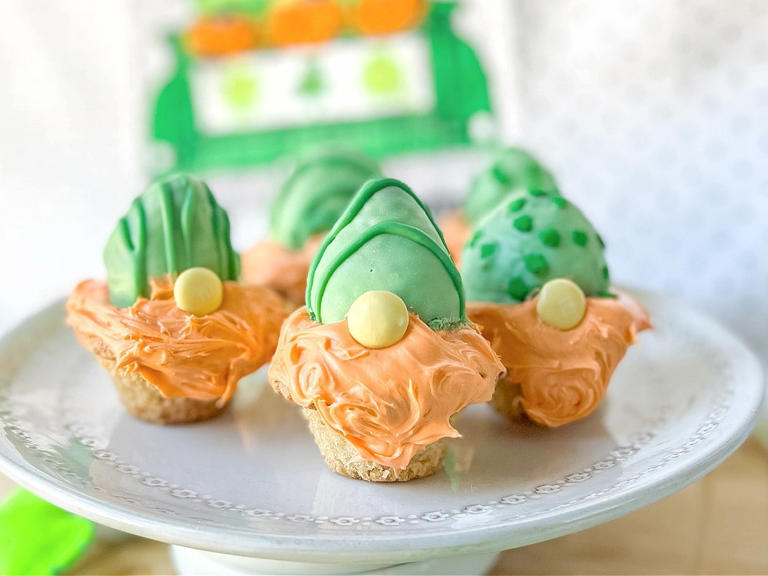 Leprechaun gnome cookie cups