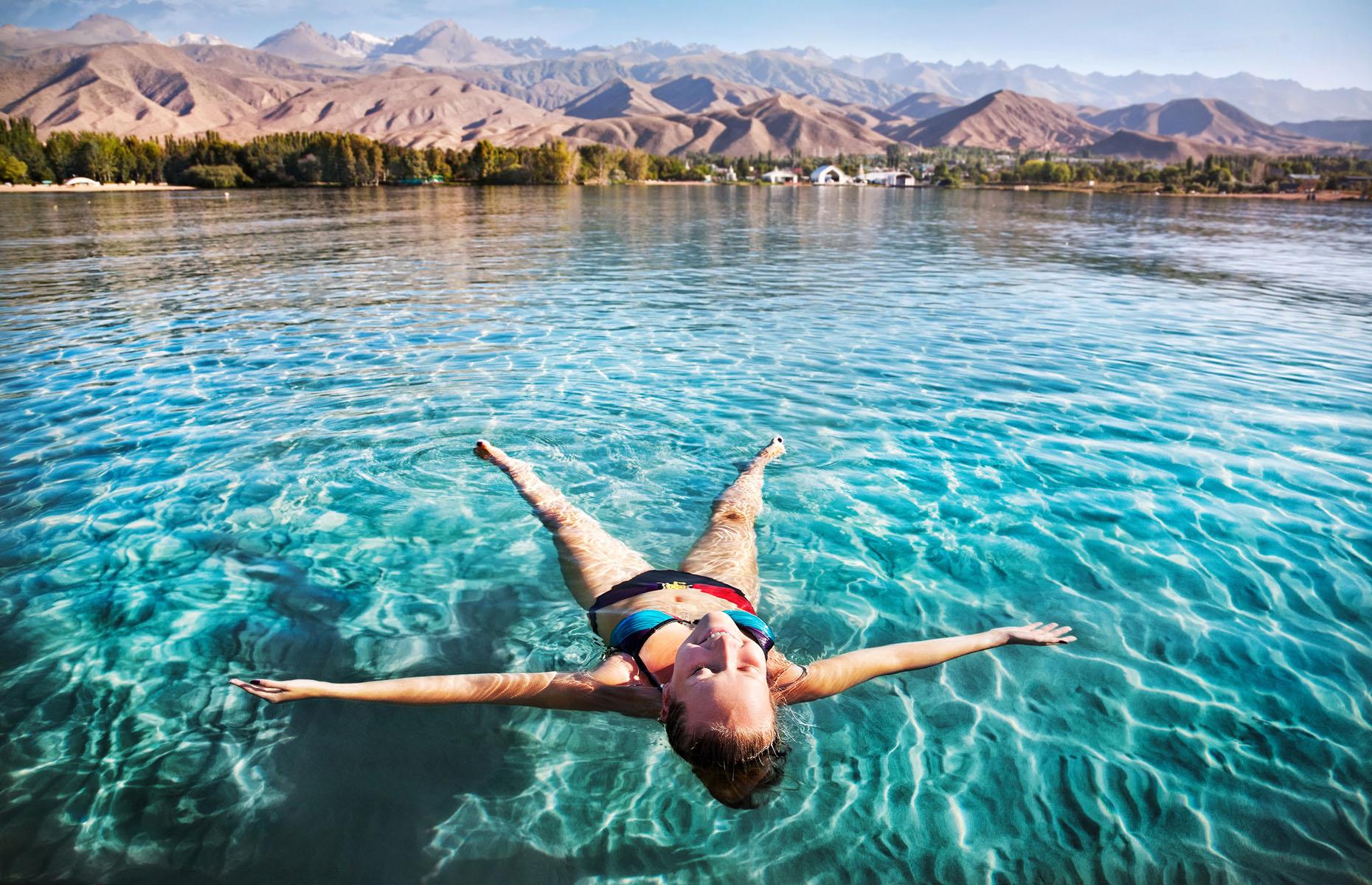 Which Canadian lakes are among the world's largest?
