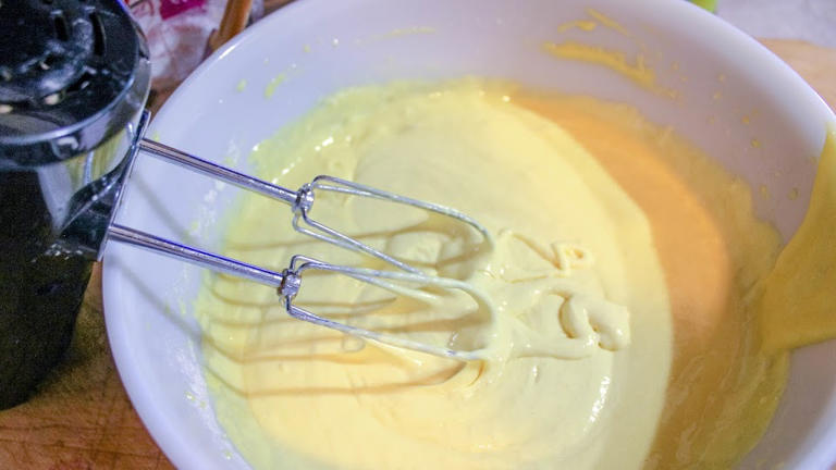 Attention Lemon Lovers, This Lemon Cake Is For You - Bonnie's Lemon Cake