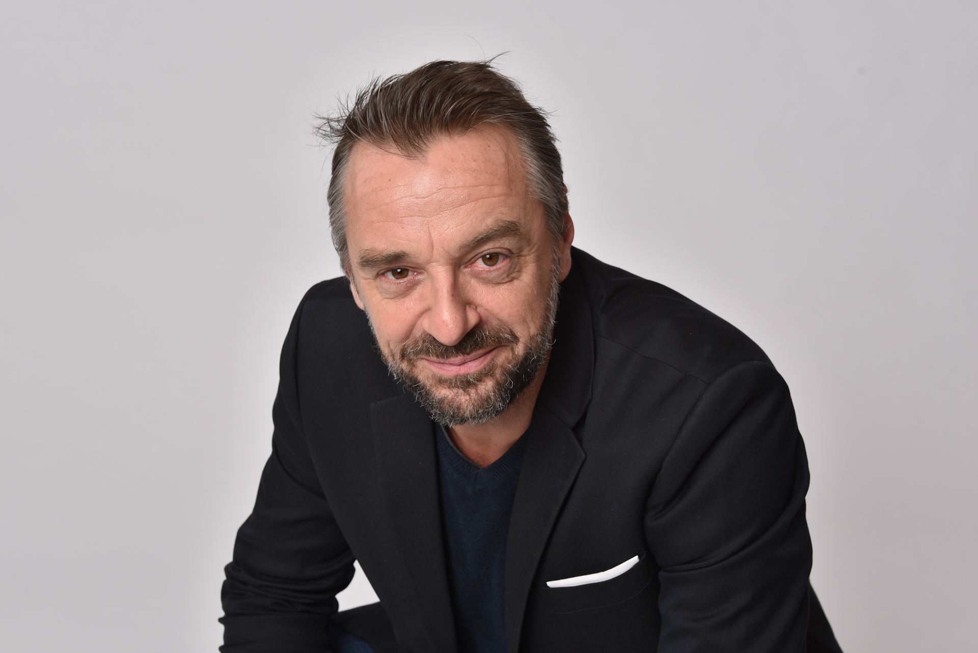 Welke naamgenoot heeft de carrière van Tom Waes grootgemaakt?