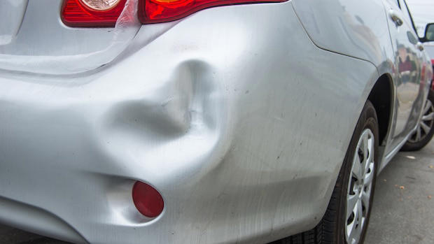 Trick vom Automechaniker: So entfernen Sie Dellen im Auto mit Wasser