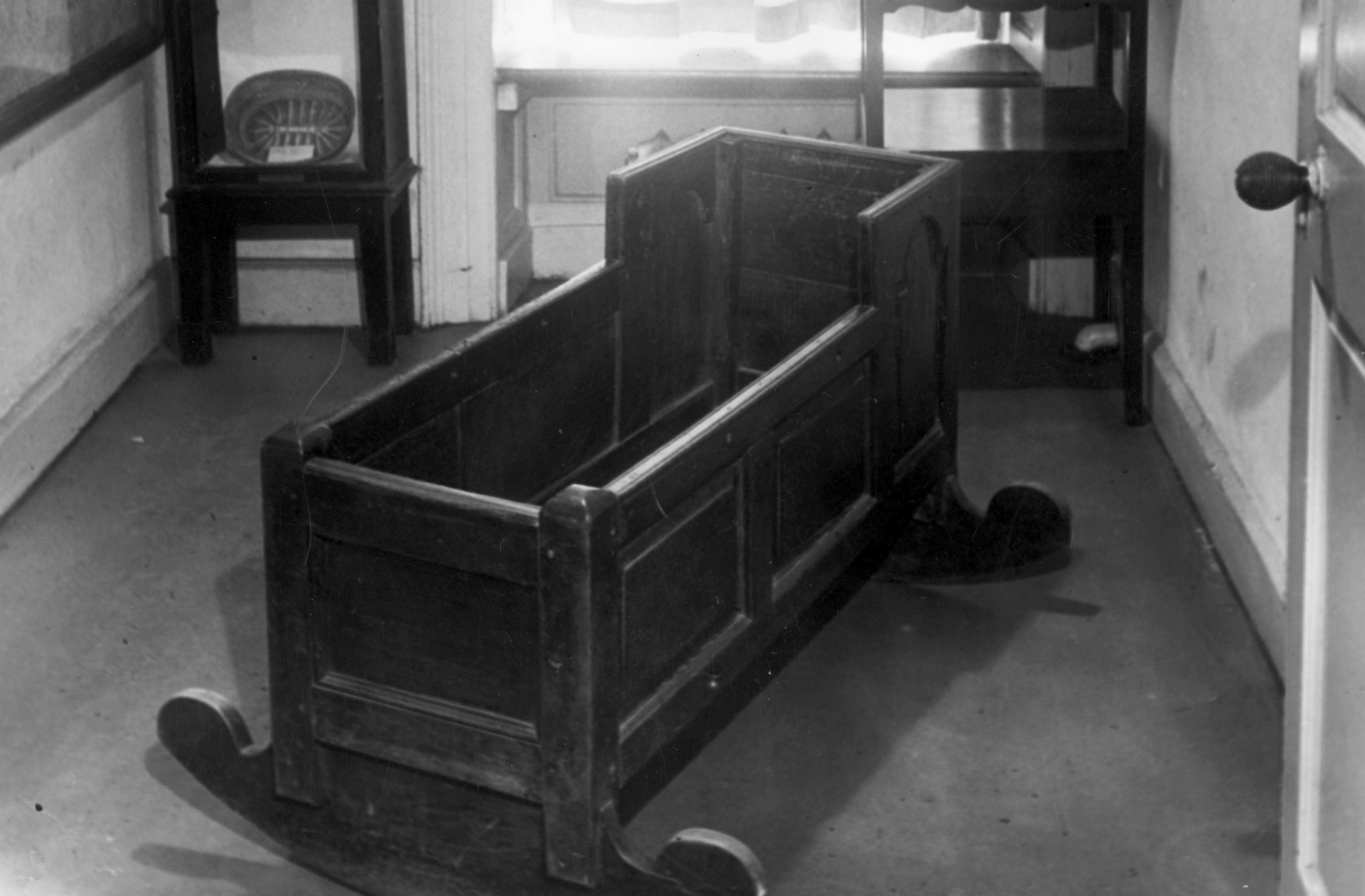 Who are the siblings described as literary geniuses?