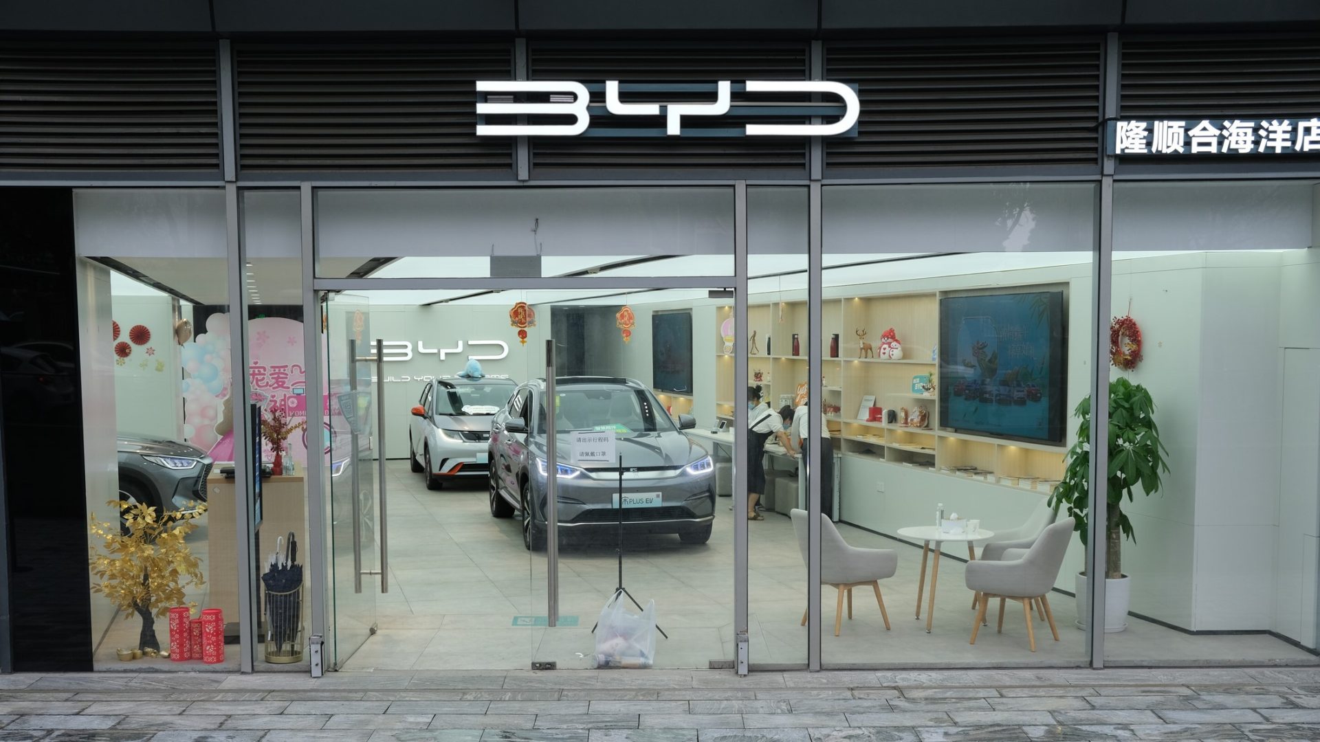 6 Electric Vehicle Brands That Rival Tesla but Aren’t Tied to Elon Musk