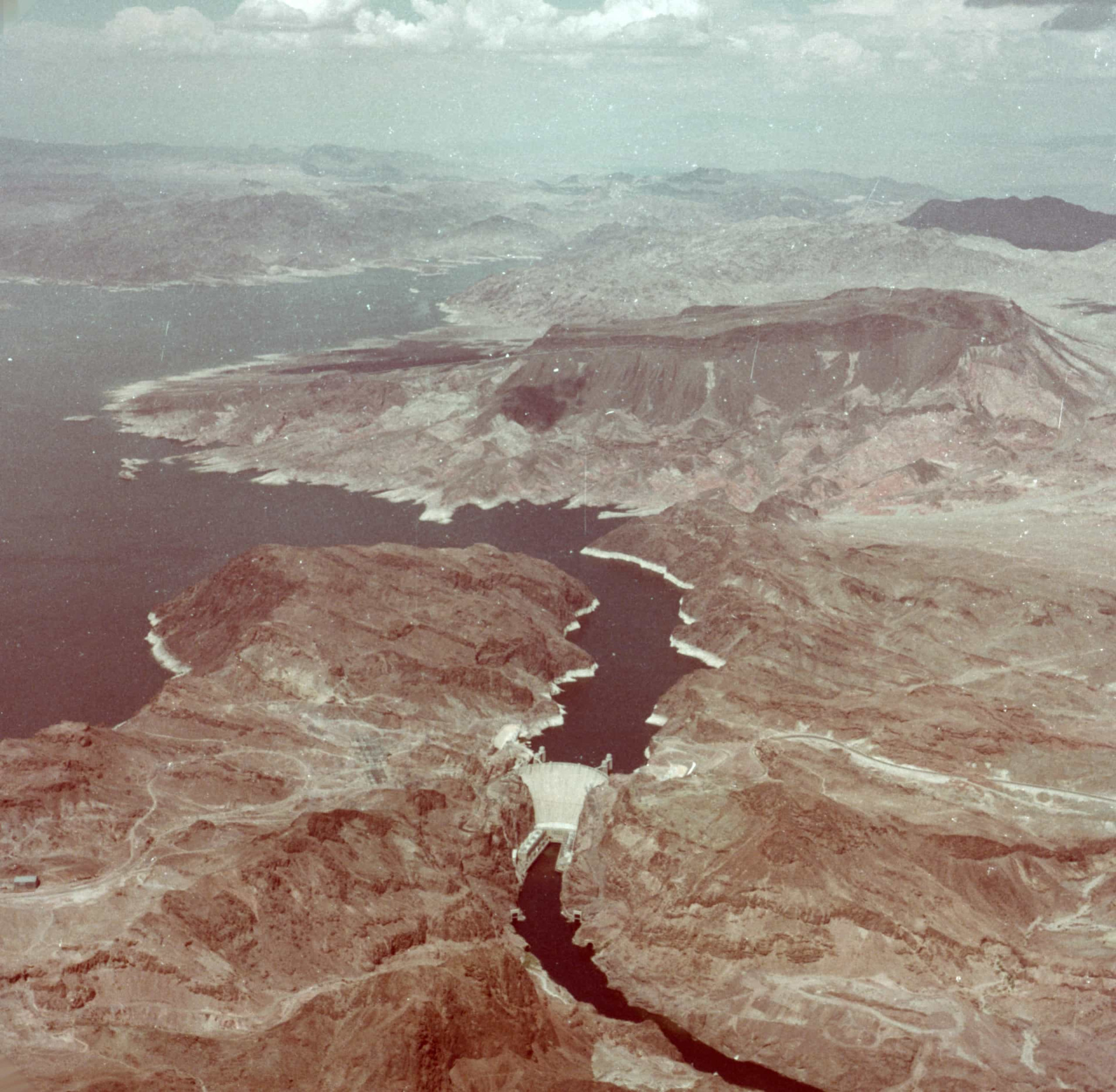O recuo das águas do Lago Mead tem revelado segredos terríveis