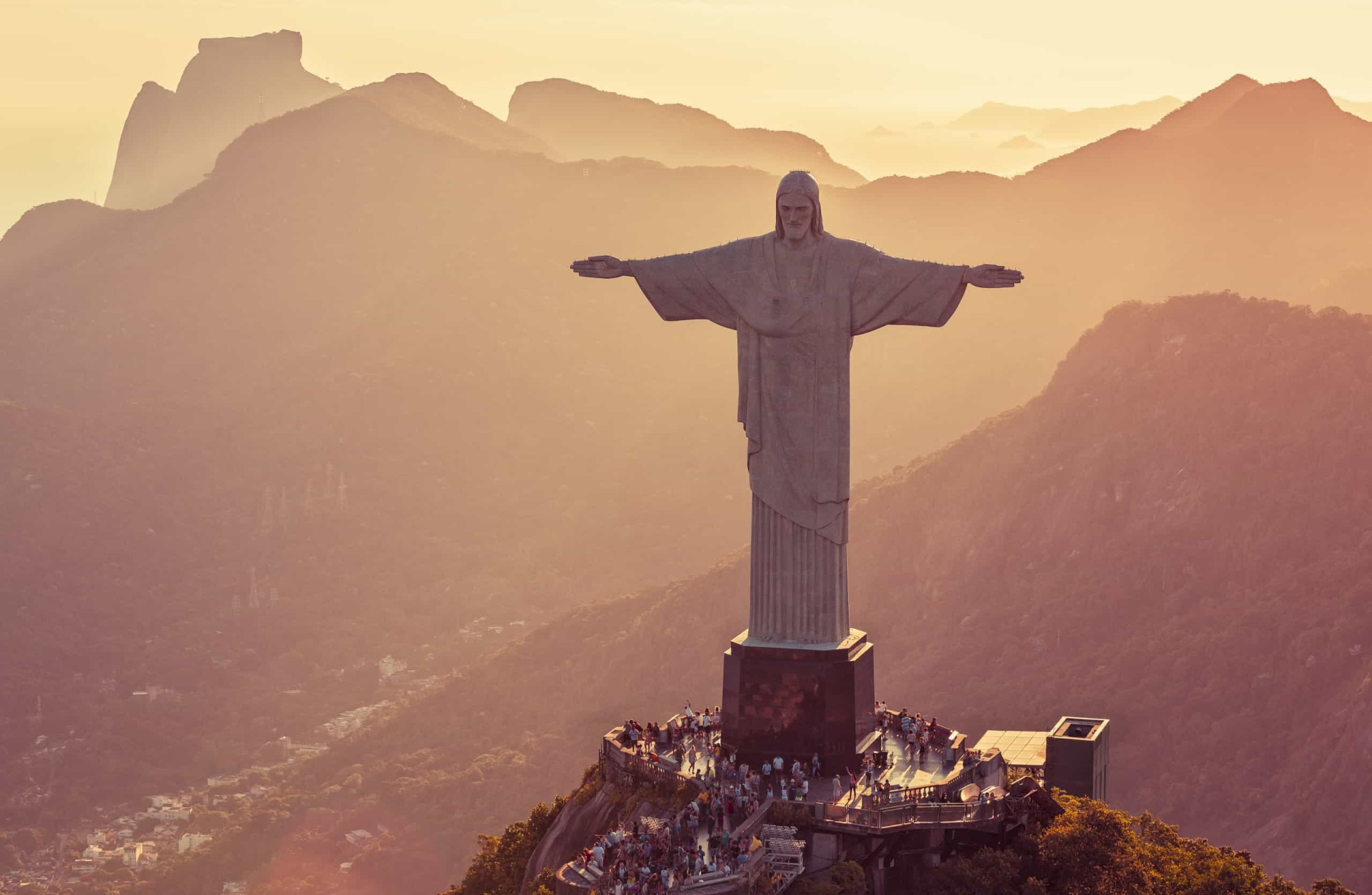 A maior estátua de Jesus do mundo está no Brasil, mas não é o Cristo ...