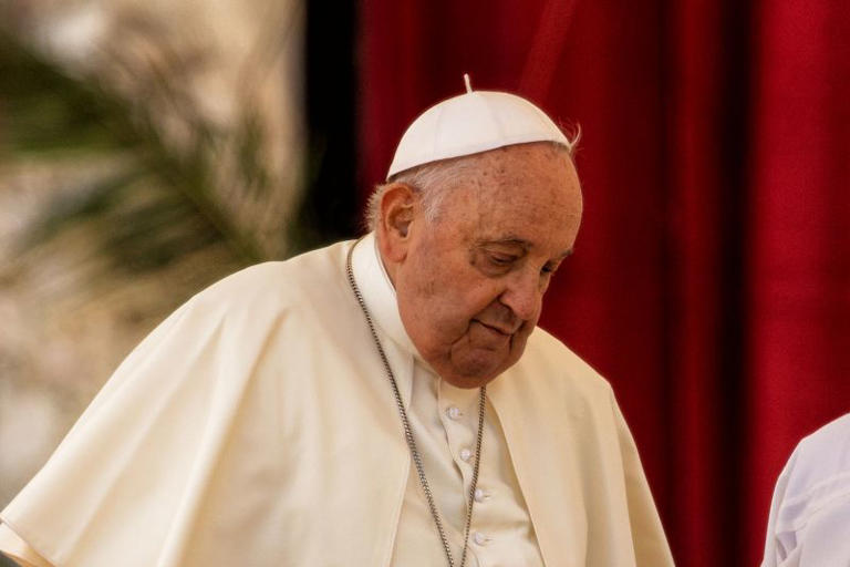 Alarma en el Vaticano: el Papa Francisco sufrió una crisis respiratoria y su pronóstico sigue ...