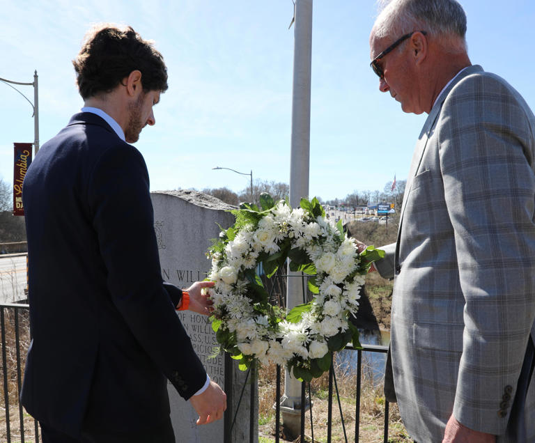 Columbia officials honor late WWII Iwo Jima vet with ceremonial wreath