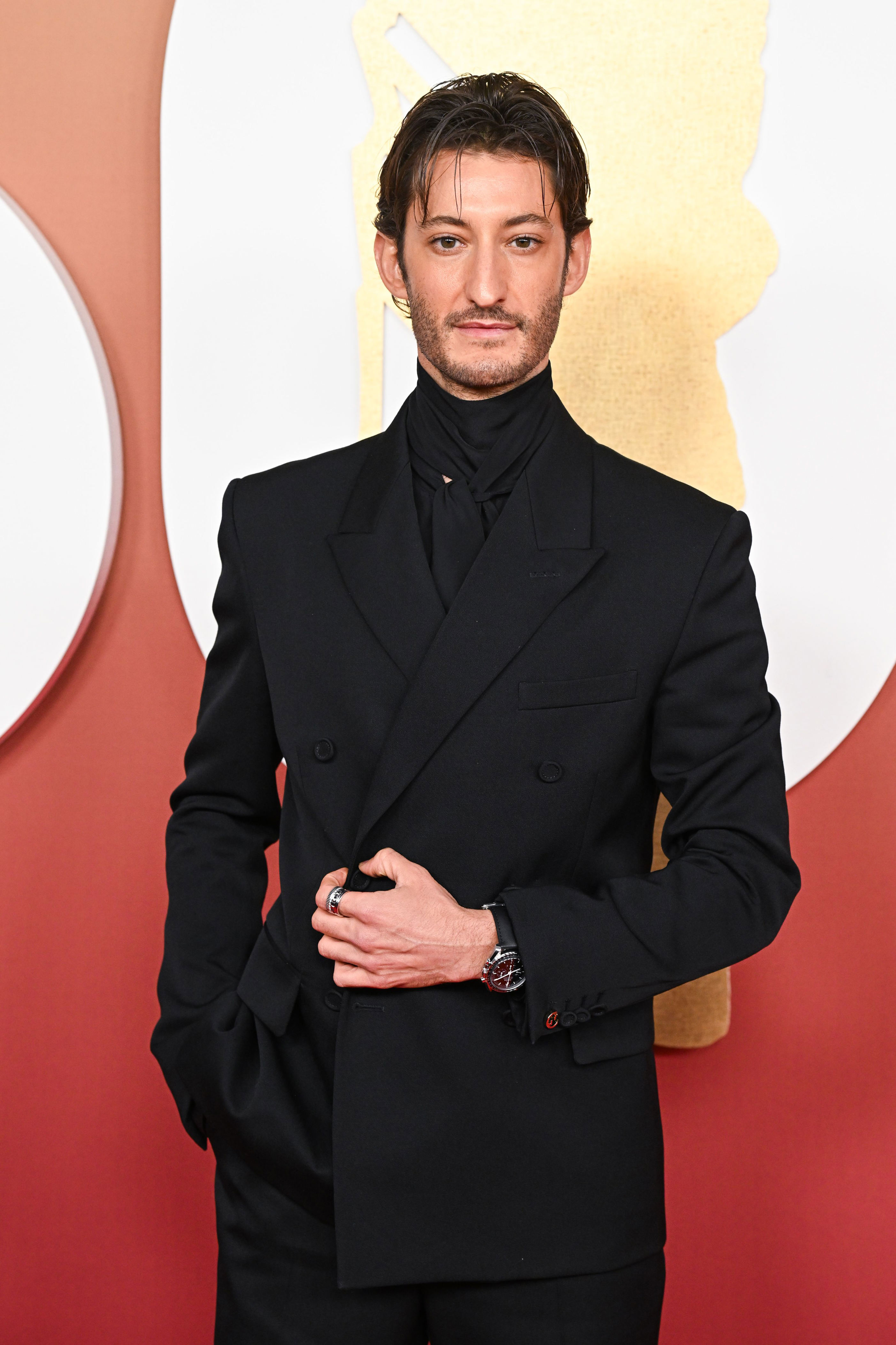 Pierre Niney rend hommage à son personnage du Comte de Monte-Cristo aux ...