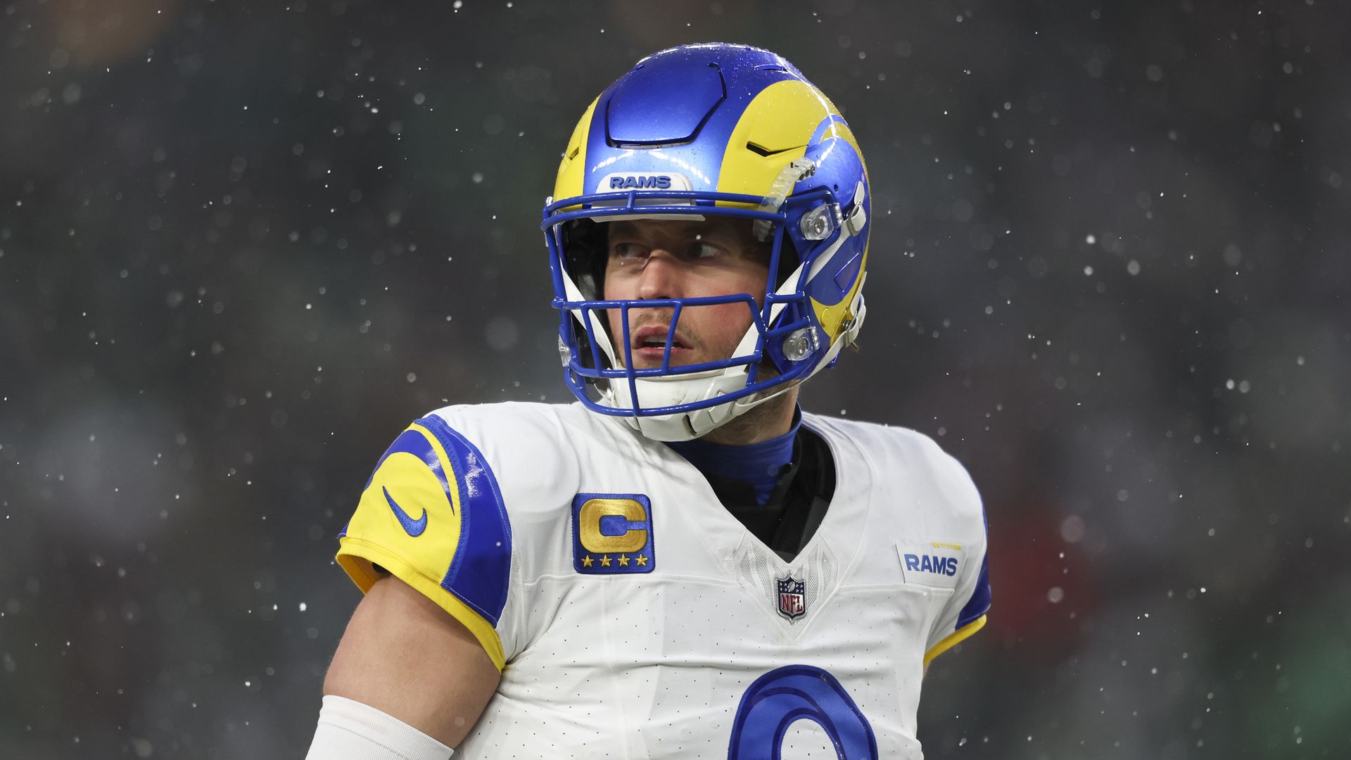 Matthew Stafford agrees to stay with Rams in 2025