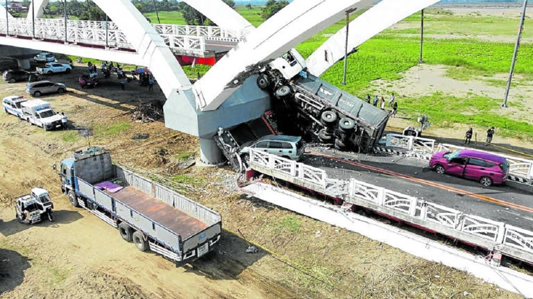 ‘Heads will roll’ in bridge collapse; cops look for weight limit checker