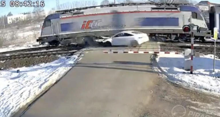 Un automobiliste roule avec un pare-brise gelé et finit sa course dans un train